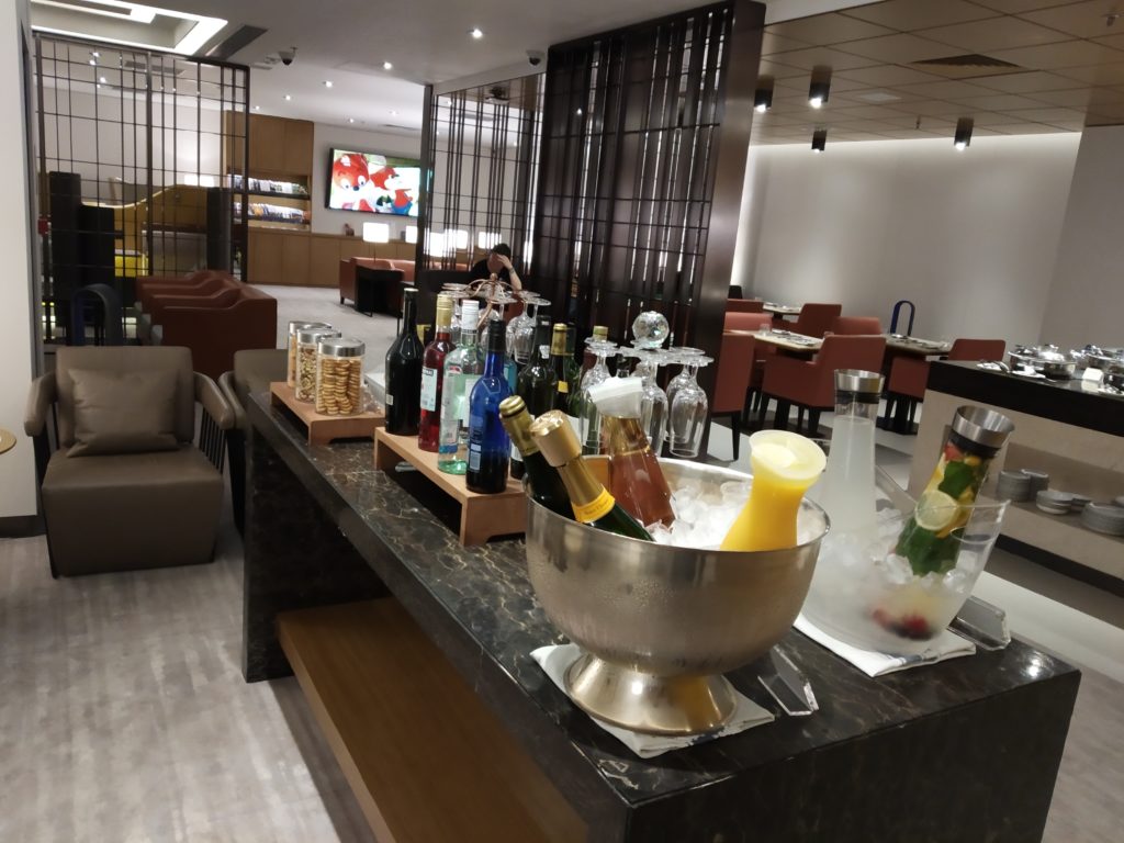 Lounge Review: SilverKris First Class Lounge Hong Kong - PinterPoin