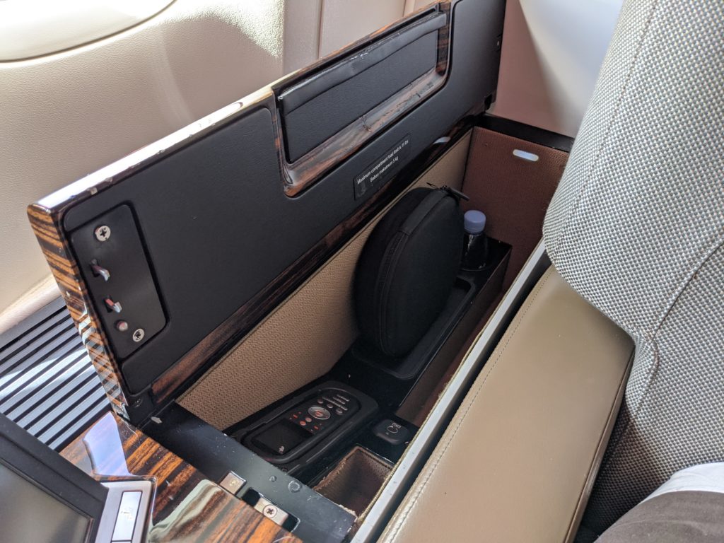 Panduan Lengkap Garuda Indonesia First Class - PinterPoin