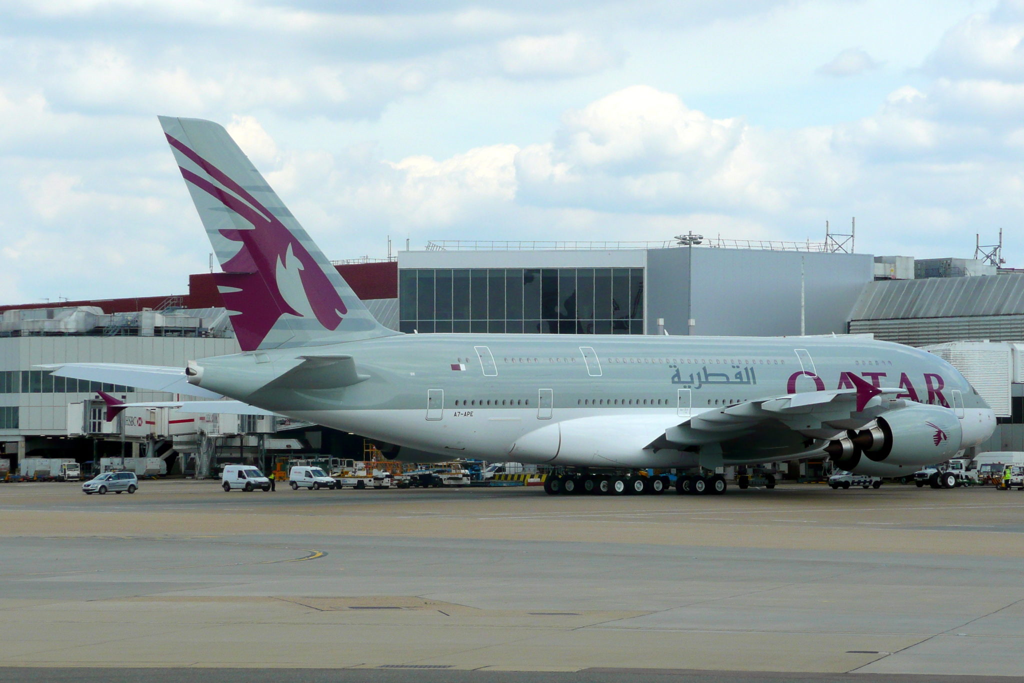 Qatar_Airways,_Airbus_A380-800,_A7-APE_-_LHR_(19231548481) - PinterPoin