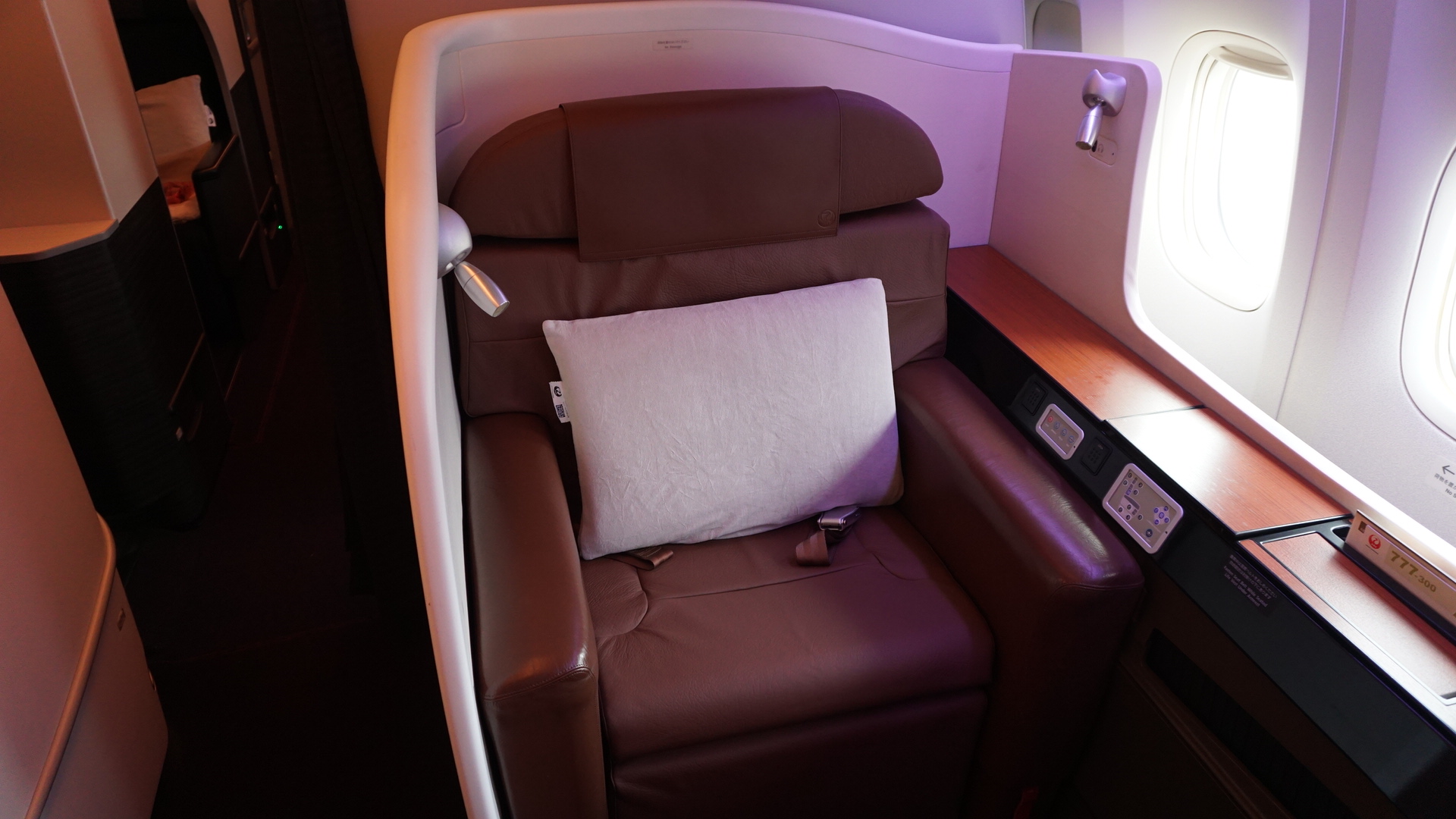 Flight Review: Japan Airlines (JAL) First Class Boeing 777-300ER Tokyo ...
